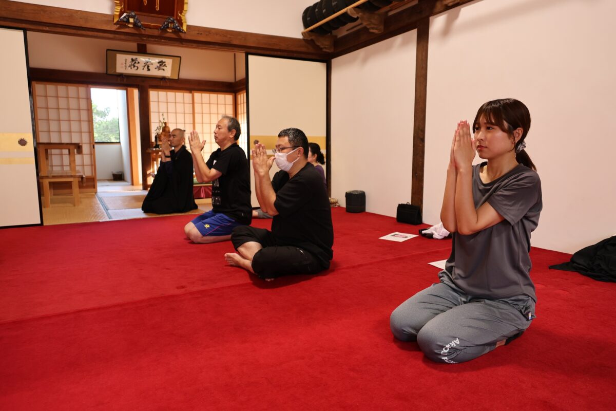 早朝から心身をリフレッシュ ヨーガと坐禅で心穏やかに JA信州諏訪 | JA信州諏訪